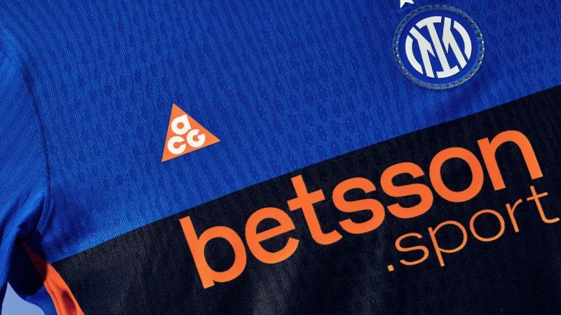 Inter, svelata la nuova 4ª maglia e il kit outdoor: le FOTO | Calciomercato