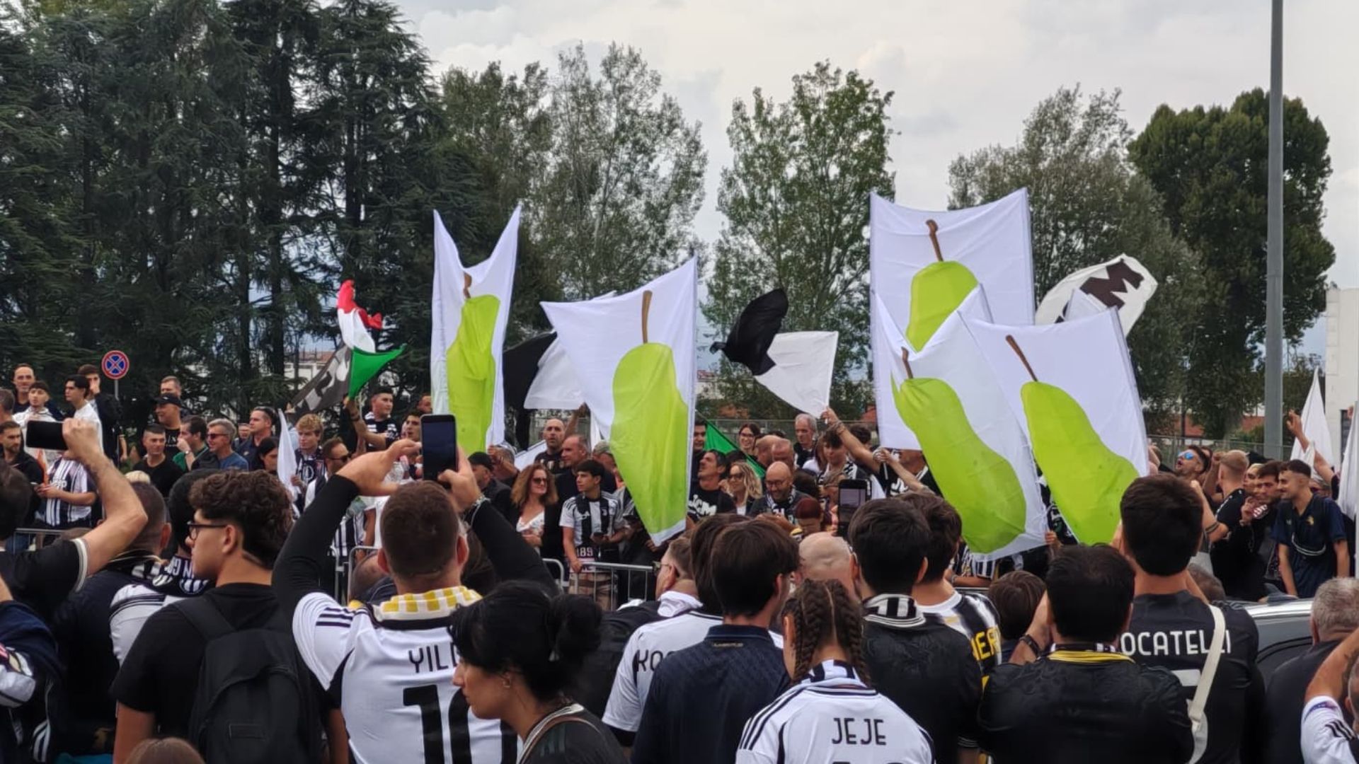 Sfottò all'Inter fuori dall'Allianz Stadium: i tifosi della Juventus ...