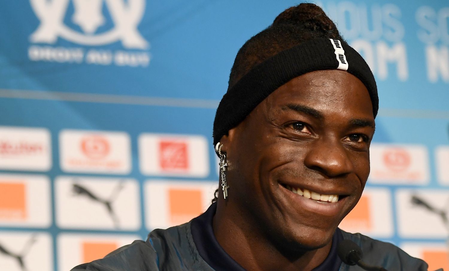 Balotelli, coro sulle note dell'inno di Mameli: e lui canta la ...