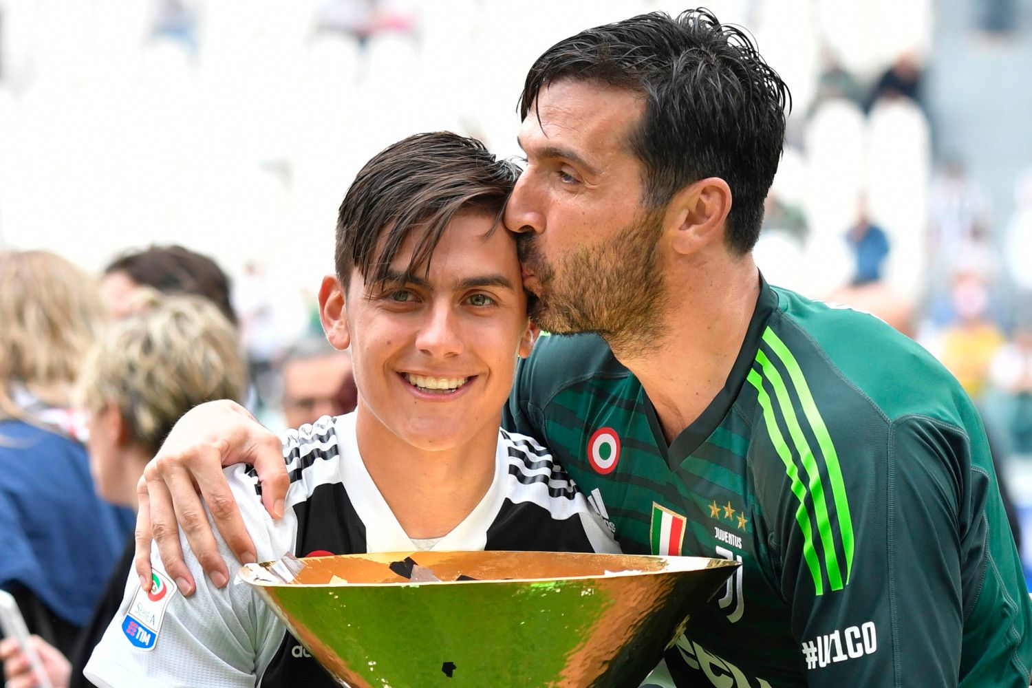 Buffon: 'Dybala non lasci la Juve, io gioco fino a 50 anni. Italia ...