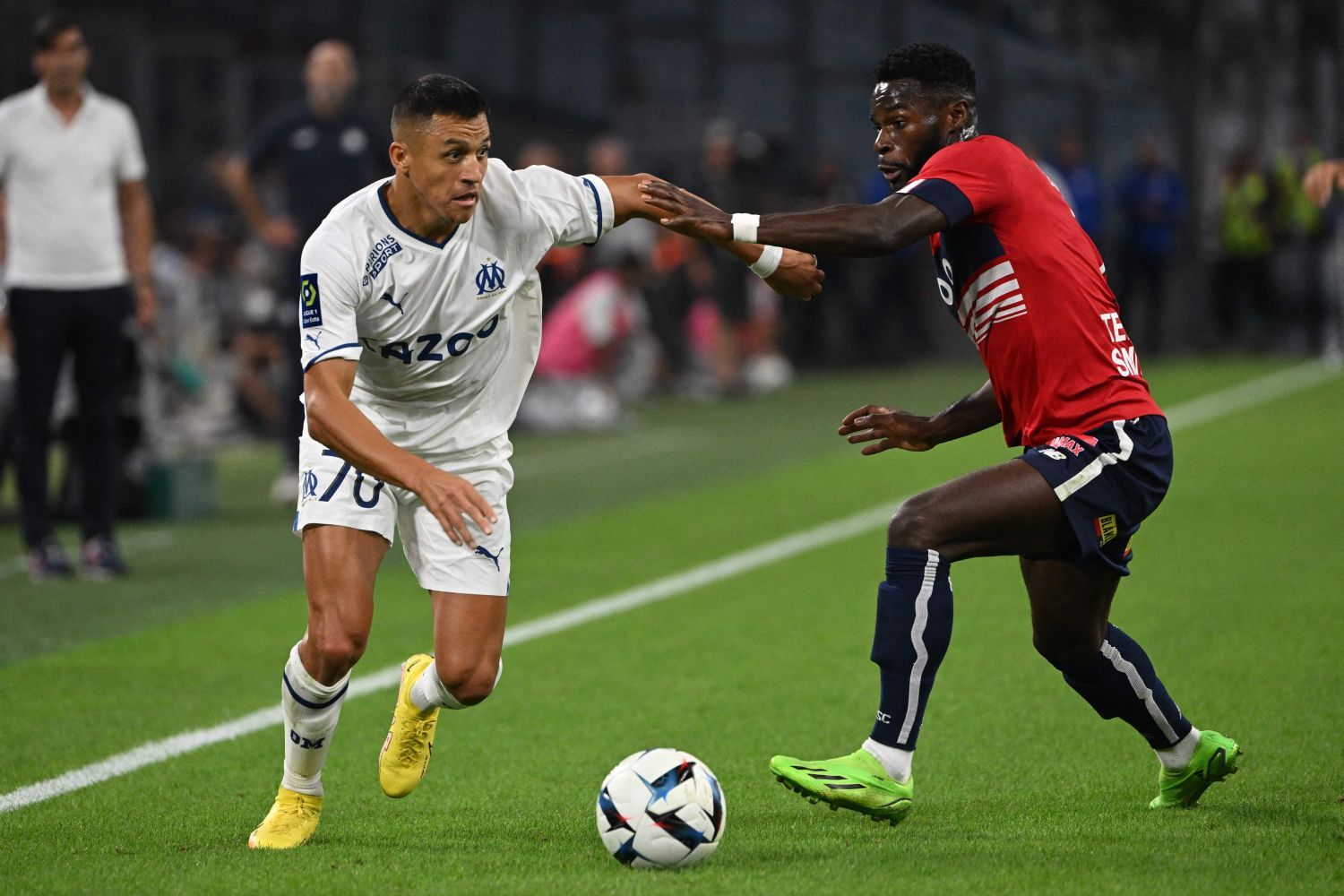 Ex Inter: Alexis Sanchez guida un trattore tra le sue vigne in Italia ...