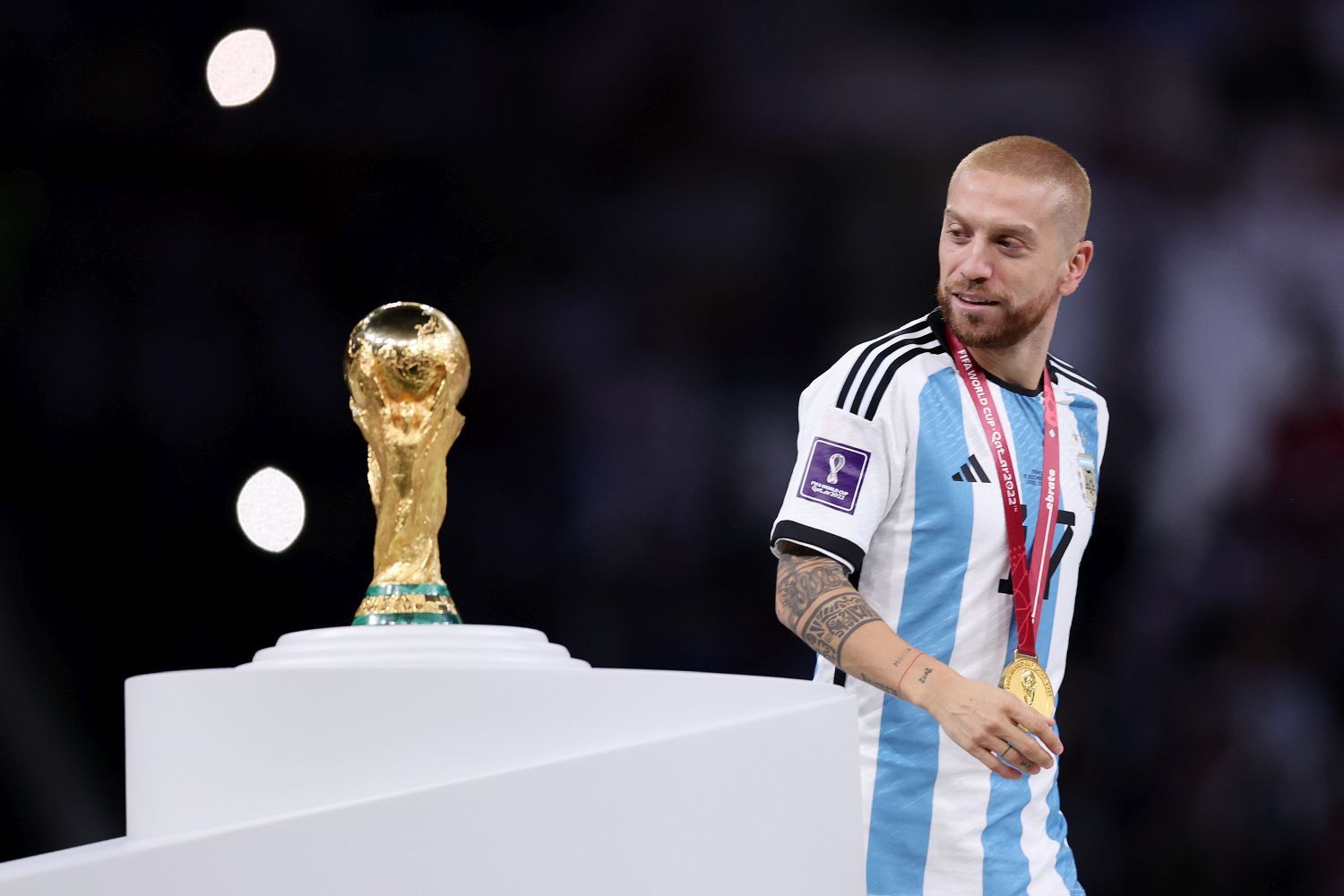 Il Papu Gomez lancia soldi ai tifosi in Argentina VIDEO | Calciomercato