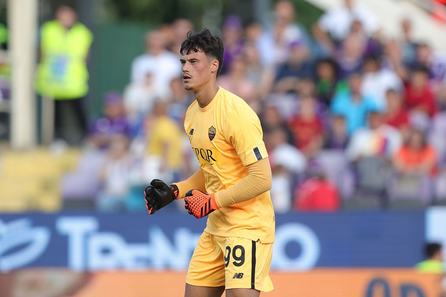 Roma, chi è Svilar: il debutto stagionale contro il Milan e il ...