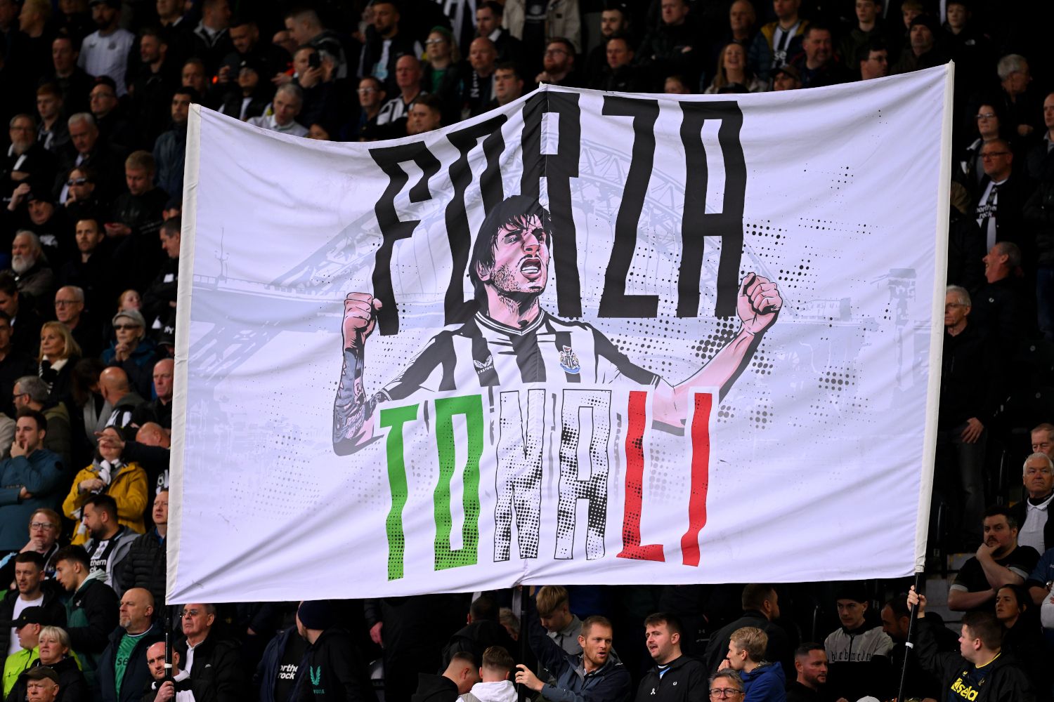 Tonali entra dalla panchina, applaudito dai tifosi del Newcastle ...