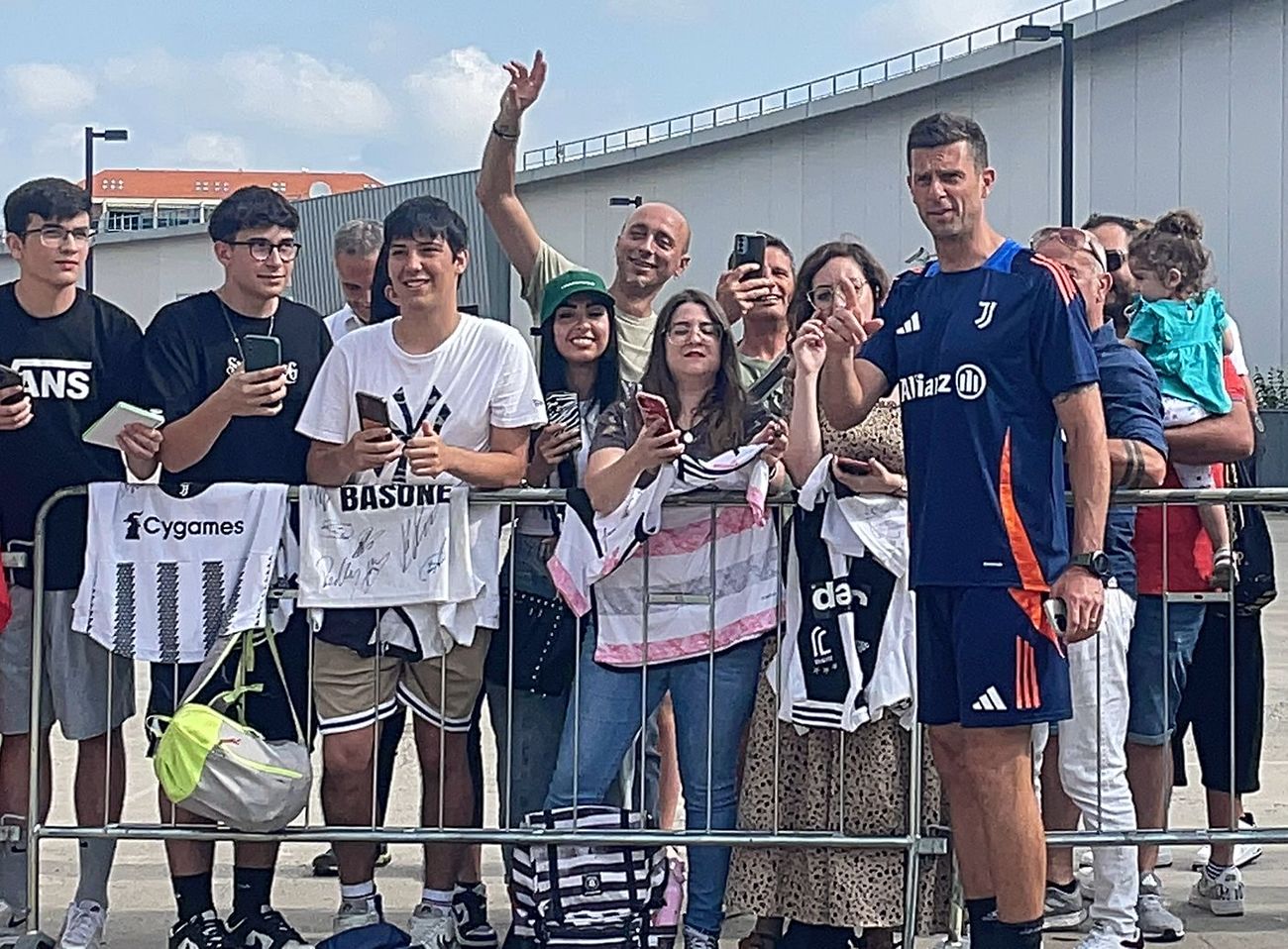 Juventus, la giornata di Thiago Motta LIVE: il tecnico è al Training ...
