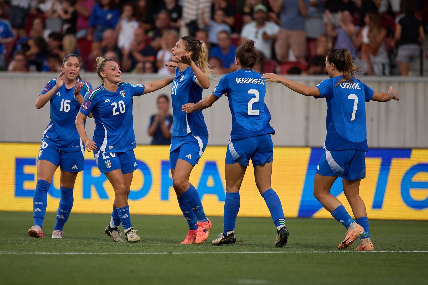 L'Italia femminile vola a Euro 2025: poker alla Finlandia, azzurre prime del girone | Calciomercato