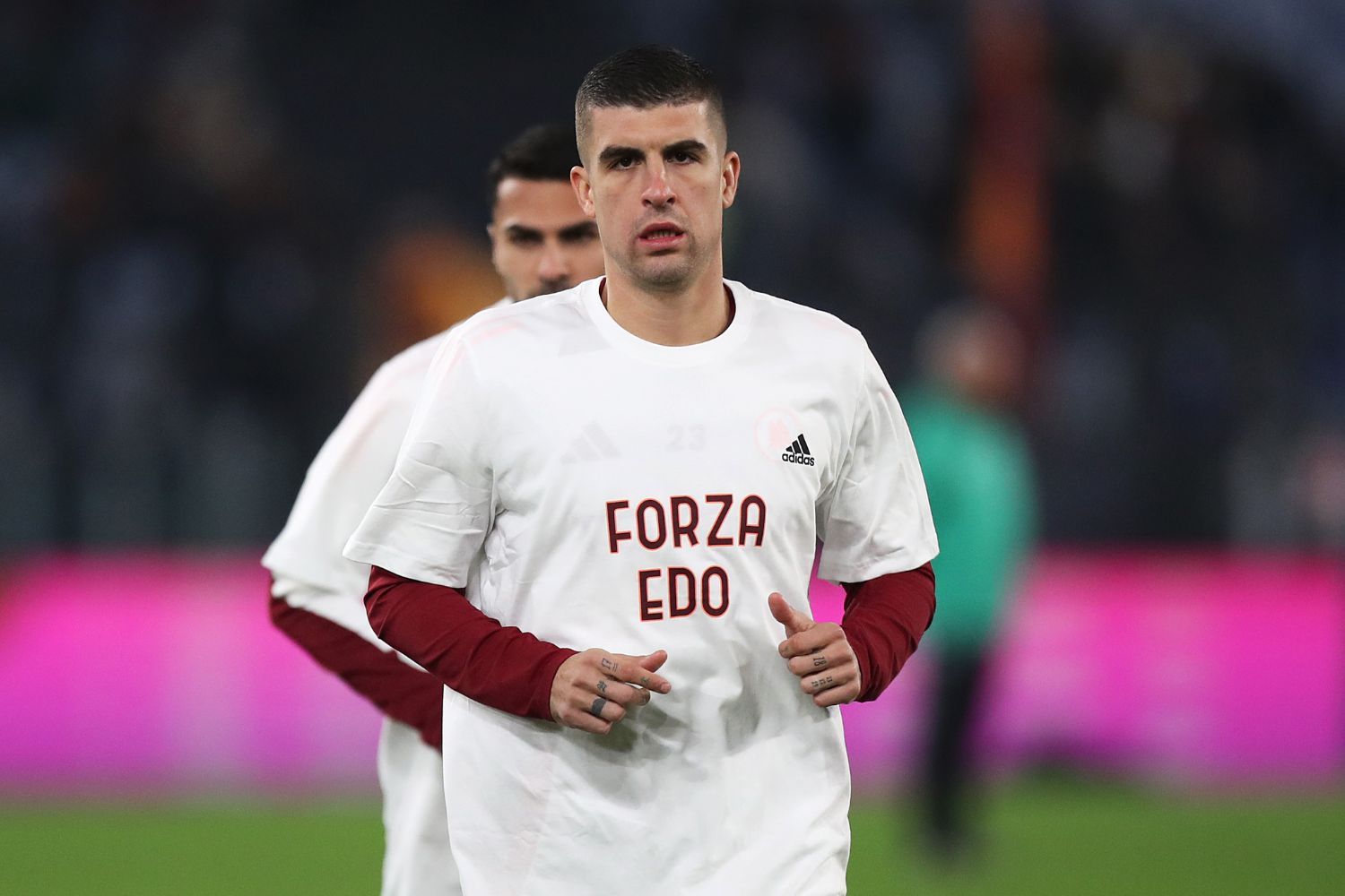 “Forza Edo!”, striscioni e cori, l’omaggio dell’Olimpico a Bove ...