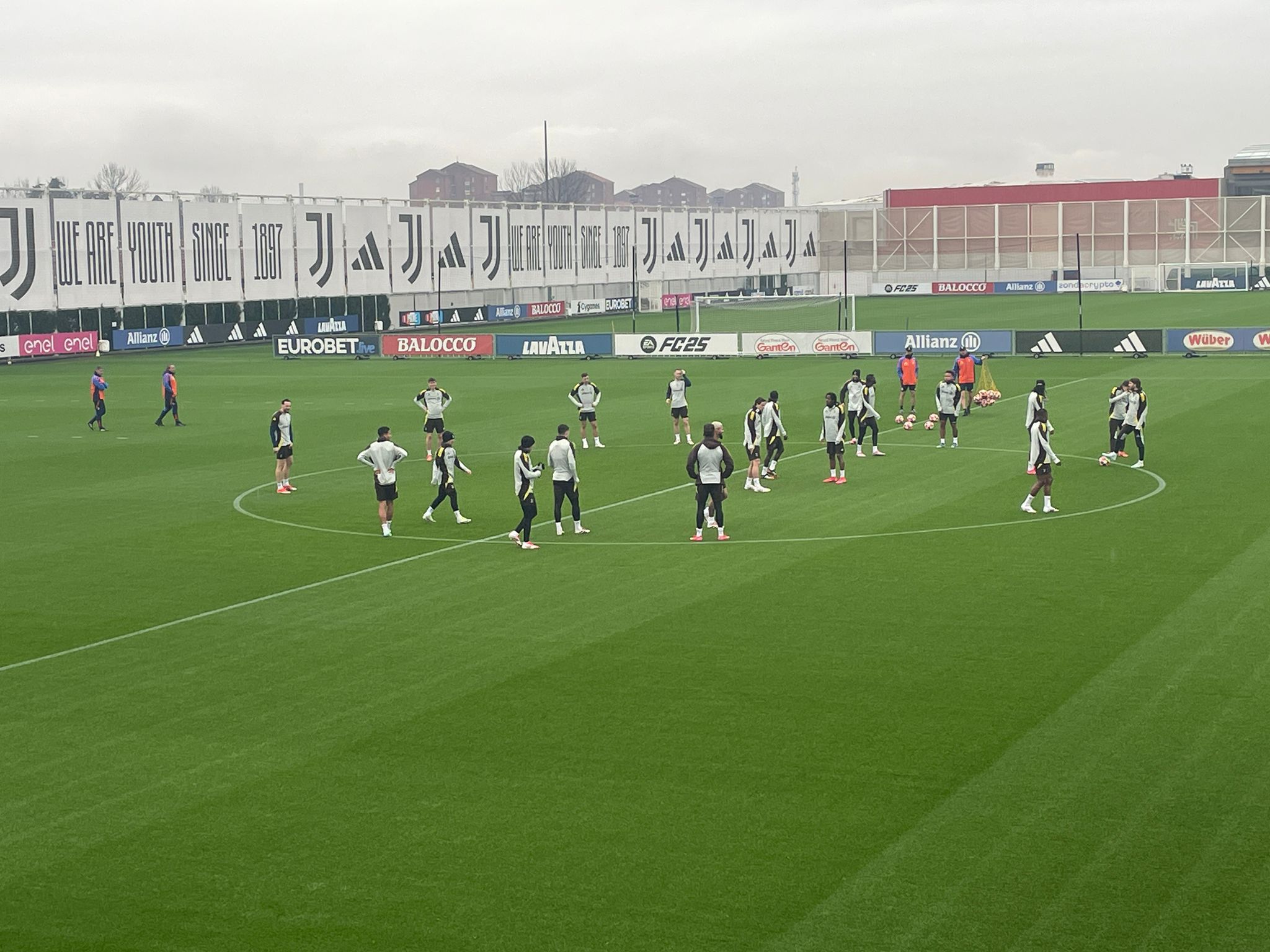 Juventus, l'allenamento dalla Continassa: Thiago parla alla squadra ...