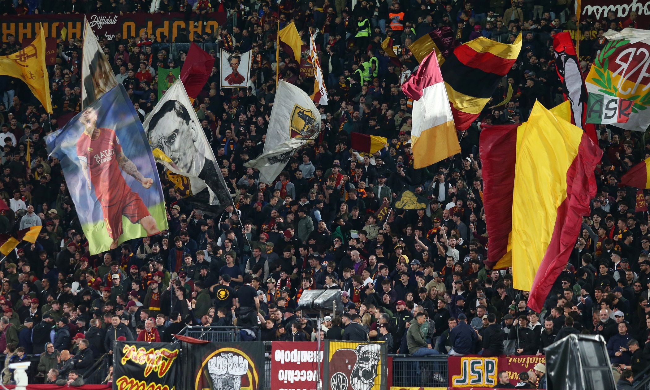 Roma-Verona, striscioni di sfottò contro la Lazio: "Chi di pantone ...