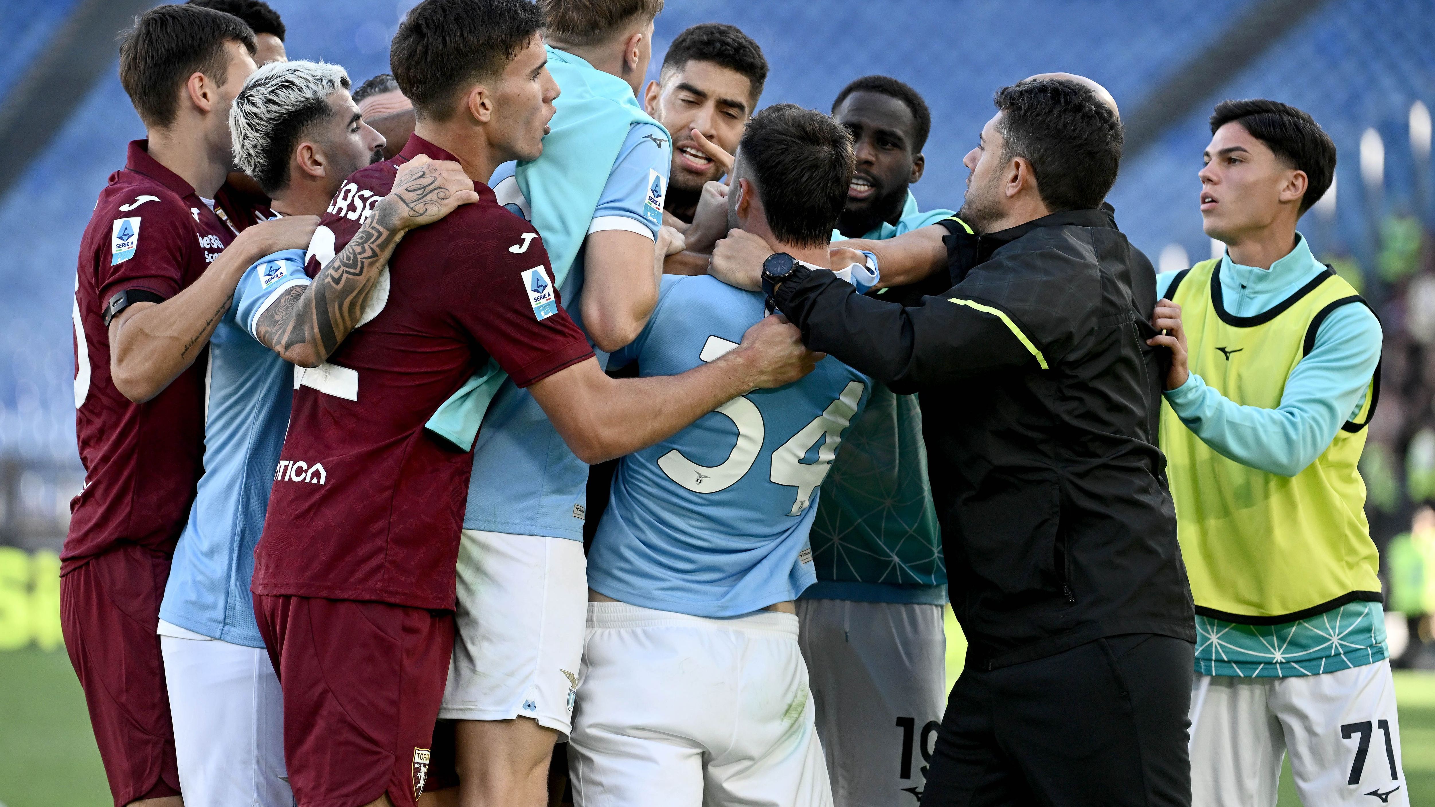 Lazio-Torino, finale infuocato: rigore col Var, rissa da saloon e ...