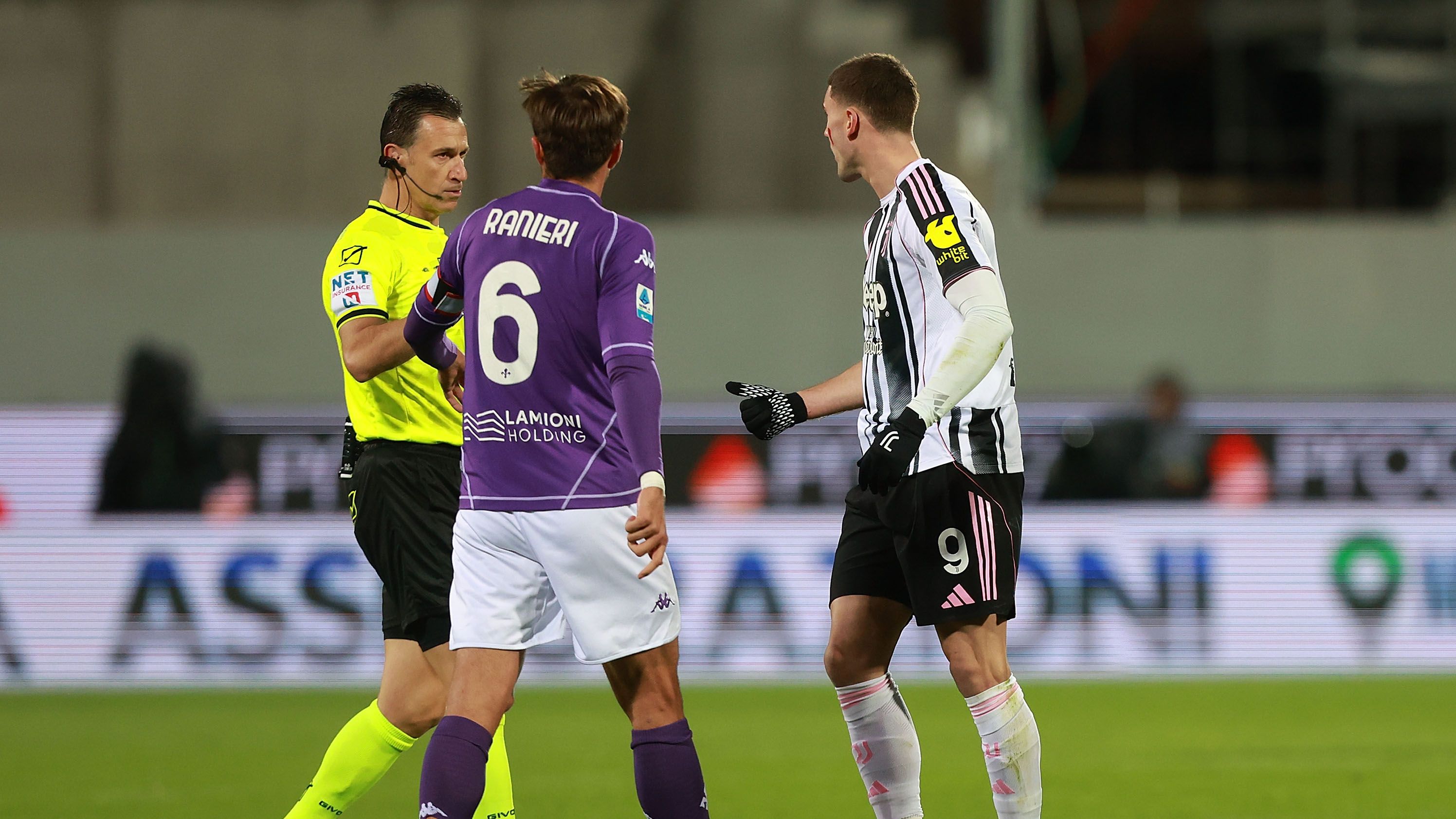 Fiorentina-Juventus, cori razzisti contro Vlahovic: Doveri interrompe la partita due volte ...