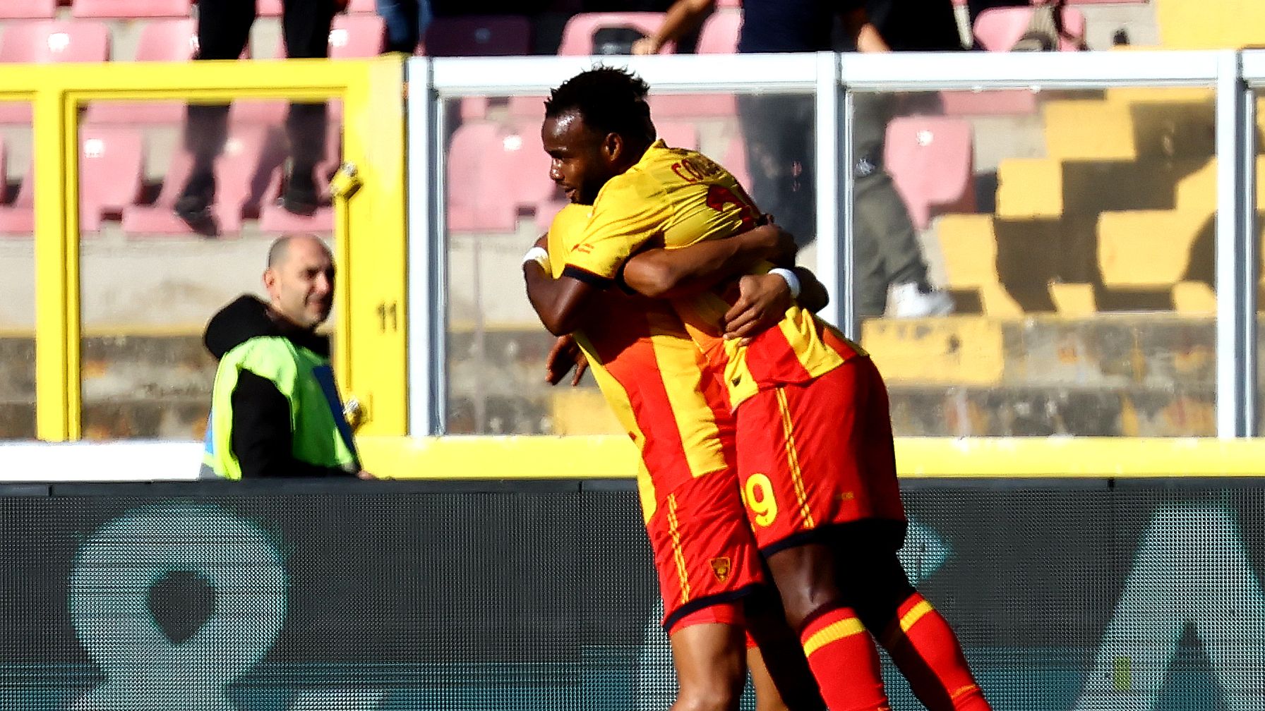 Falcone para un rigore al 90' e lancia il Lecce: 2-1 al Torino ...