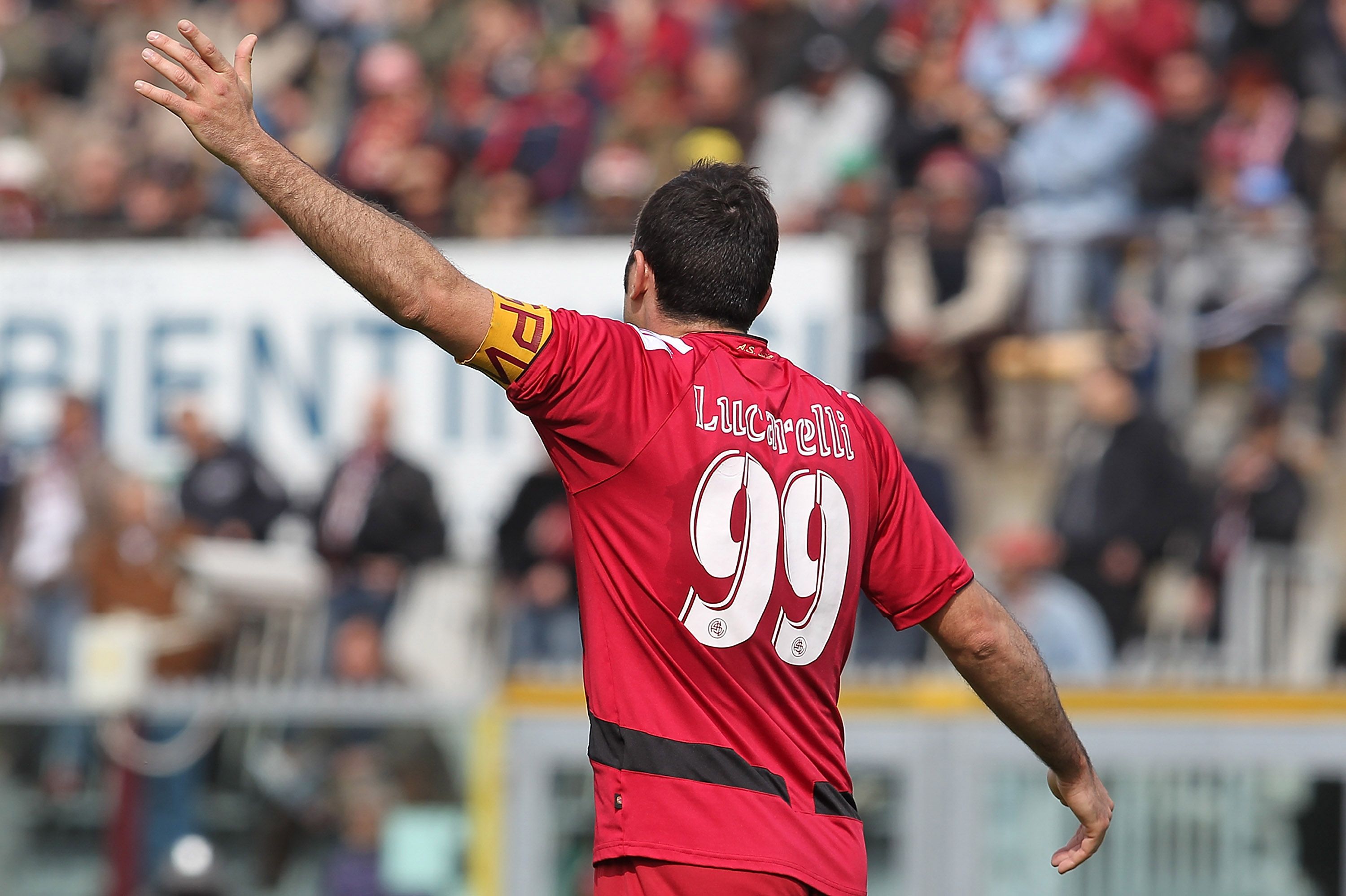 Cristiano Lucarelli: il bomber rosso dalla curva dei tifosi, che si ...